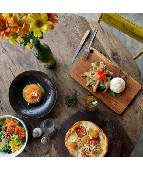 Tagliere in legno particolare per antipasti o aperitivi esotici.